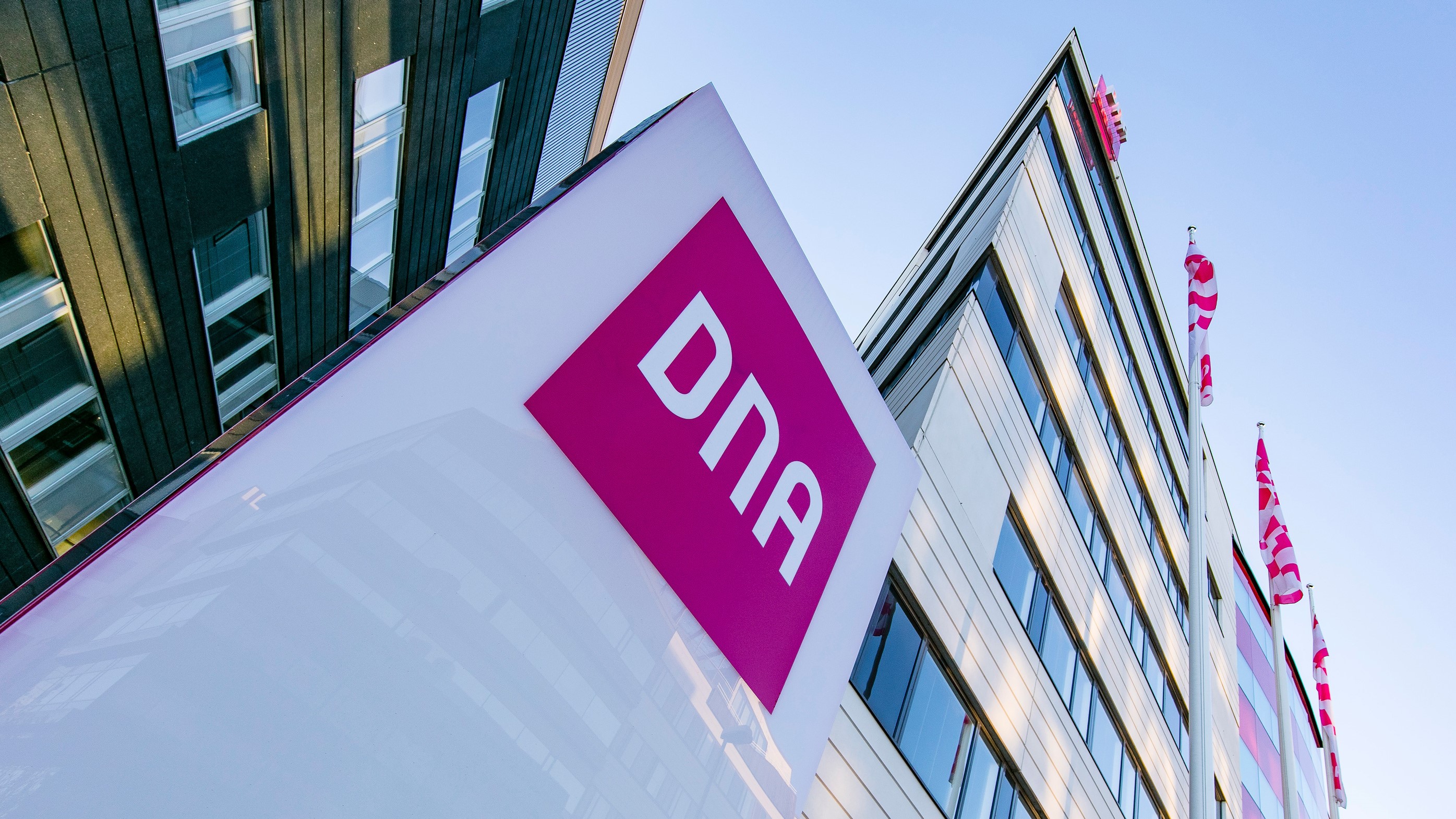 DNA lisäsi hintavertailun puhelinten myyntiin - muuttaa laitteen hinnan ...